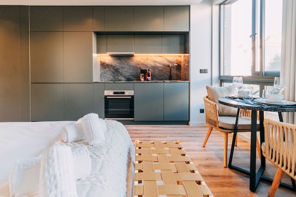 Estúdio luxo | Cozinha americana privada | Geladeira, fogão, cooktop, máquina de café expresso