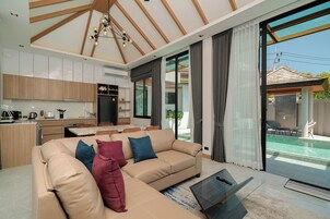 Five-Bedroom Deluxe Pool Villa - Central | Sala | Televisor LED