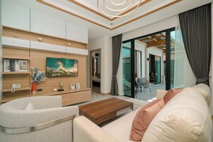 Three-Bedroom Grand Deluxe Pool Villa - Central | Sala | Televisor LED