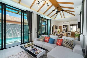 2 Bedroom Family Deluxe Pool Villa | Sala de estar | TV de tela plana