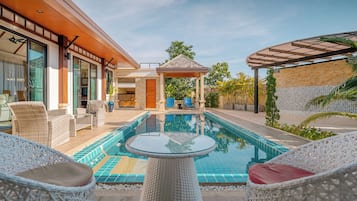 Piscina externa, espreguiçadeiras