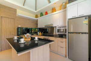 Five-Bedroom Pool Villa - West | Cozinha privada | Um frigorífico, um micro-ondas, um forno, uma placa de cozinha 