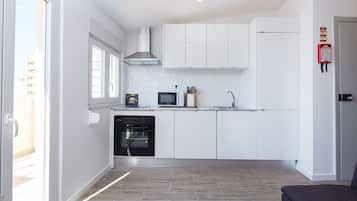 Apartamento Empresarial | Kitchenette privada | Uma chaleira elétrica, uma torradeira