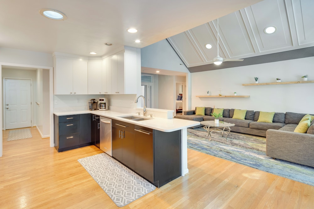 Blue Ridge Mountain Retreat: Deck & Sunroom! - Asheville, NC