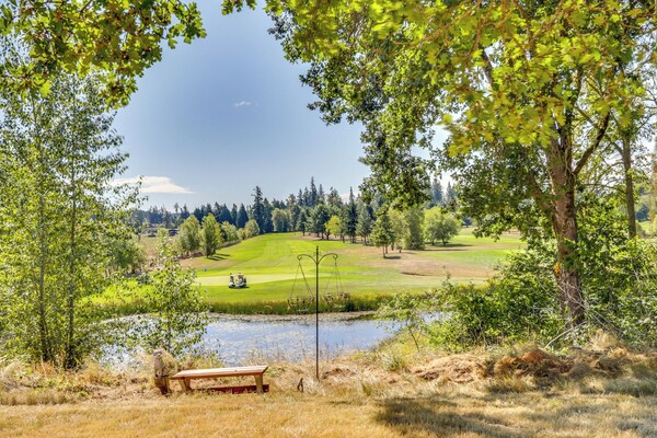 Chehalis Getaway W/ Golf Course View + Fire Pit! - Lewis and Clark State Park, Toledo