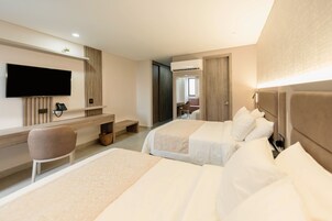 Quarto Júnior, kitchenette | Minibar, cofre no quarto, secretária