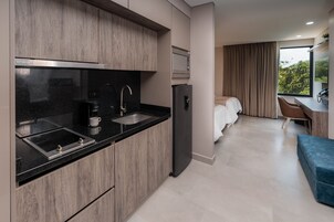 Suite Superior, kitchenette | Minibar, cofre no quarto, secretária 