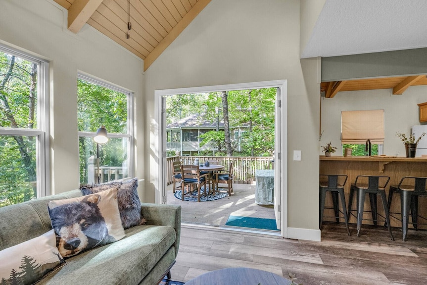 Hidden Gem Cabin: Dog Friendly, Cozy Cabin Nestled In The Heart Of Helen, Ga - Helen, GA