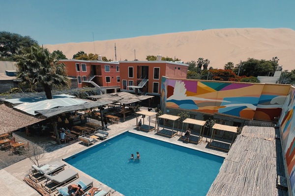 Piscina exterior, espreguiçadeiras