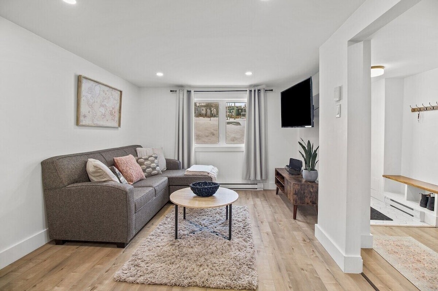 Georgetown Hutch Private Patio Parking - Paradise