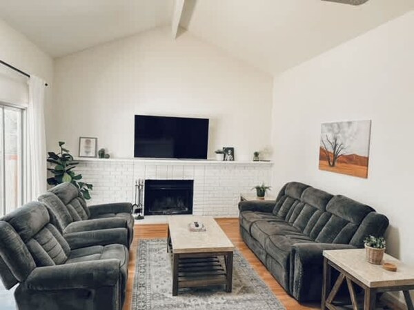 Delightful 4br Home Nr Downtown Reno W Fireplace - Reno, NV