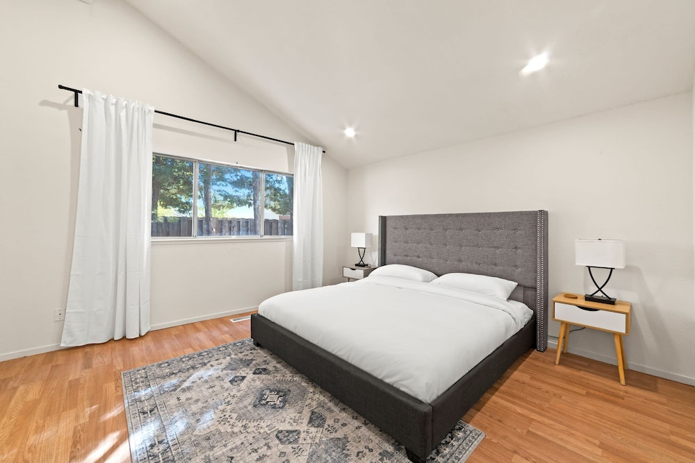 Delightful 4br Home Nr Downtown Reno W Fireplace - Reno, NV