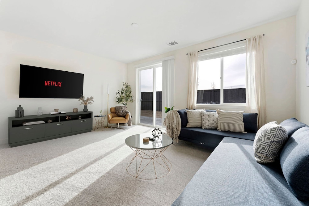 Stylish Sleek 4br Nevada Home Near Downtown Reno - Sparks, NV