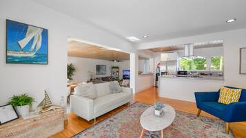 Apartamento Deluxe | Sala de estar | Televisor plasma de 50 polegadas com canais digitais