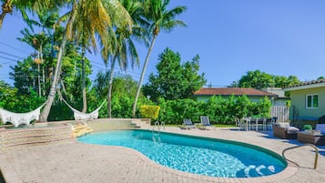Piscina exterior, guarda-sóis, espreguiçadeiras