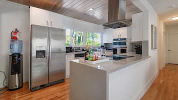 Apartamento Deluxe | Cozinha privada | Um frigorífico, um micro-ondas, um forno, uma placa de cozinha