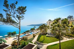 Um resort com piscina, área de estar ao ar livre e vista para o mar.