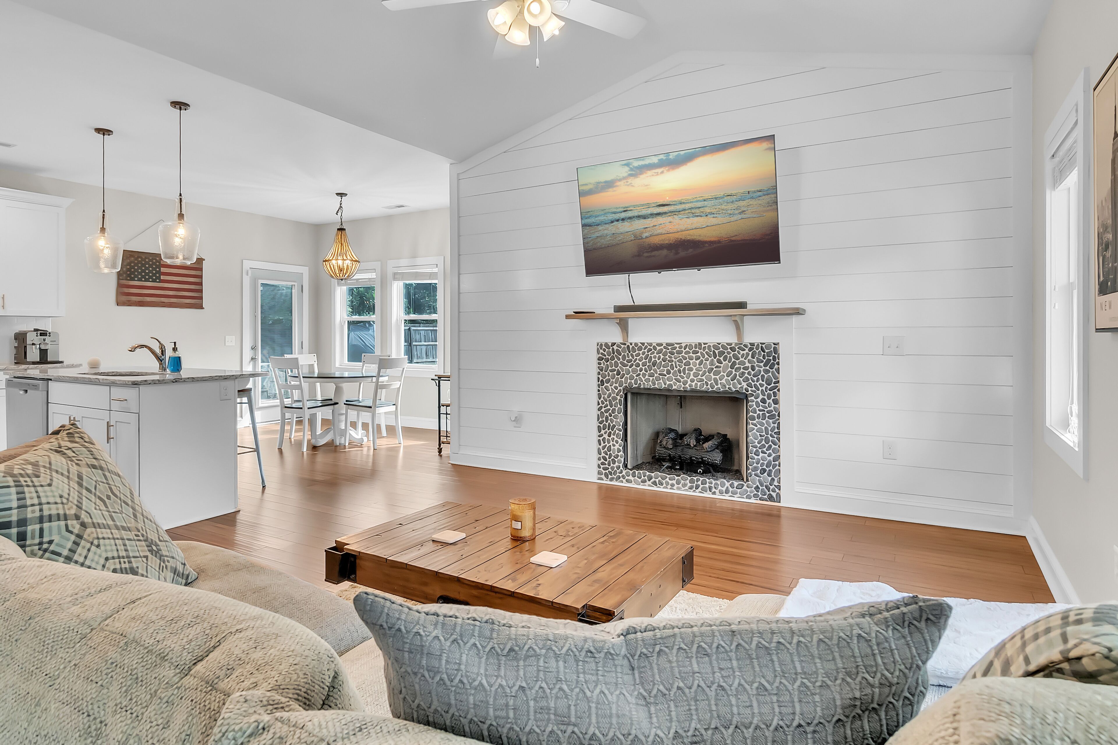 2 Minutes From The Water! Pet-friendly Fully Fenced Backyard! - Emerald Isle, NC