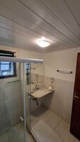Quarto Duplo ou Twin | Casa de banho | Artigos de higiene pessoal grátis, um secador de cabelo 