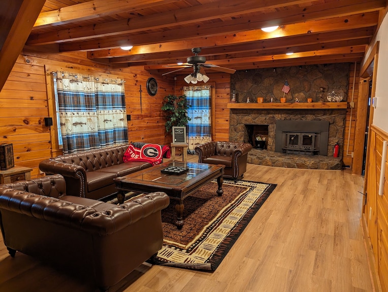 Cabin Bliss - Just 1 Mile From Lake Lanier / 5 Acre / 5 Br With Hot Tub - Lake Lanier, GA