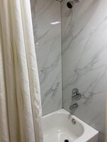 Artigos de higiene pessoal grátis, um secador de cabelo 