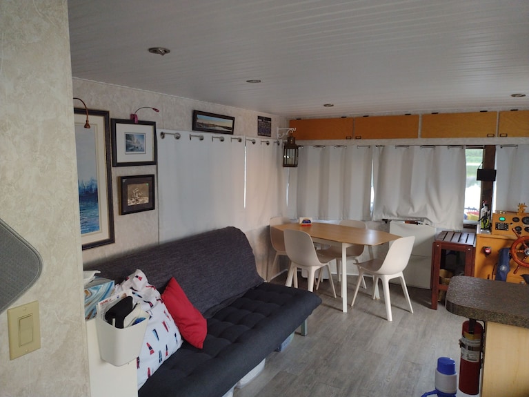 Unique Houseboat Rental With Private Dock And Land On The Historic Rideau River. - Ottawa