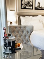 Suite Luxo | Roupa hipoalergénica, minibar, com decoração personalizada 