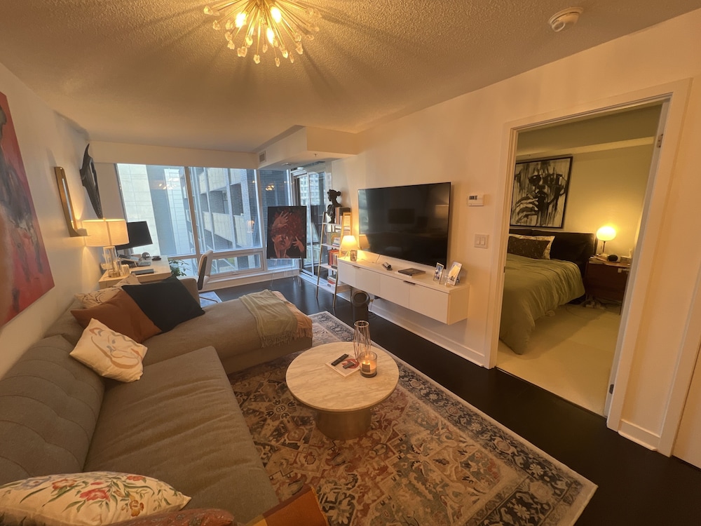 Experience Vibrant Urban Living: Stylish 1 Bed + Den Condo in Downtown ...