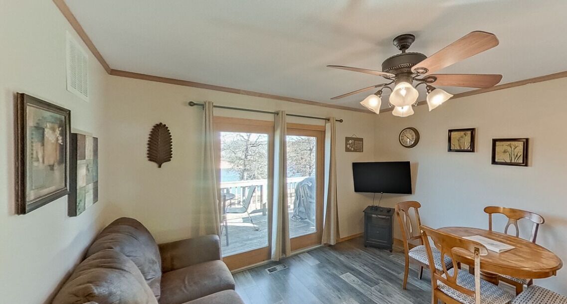 2 Br Waterfront Cabin W/ Pool + Swim & Boat Dock - Missouri