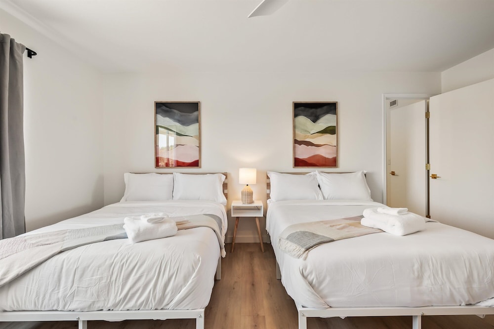 Desert Lux! Peaceful/private+2 minutes from prime Foothills shopping ...