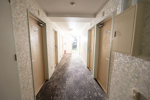 Corredor com portas numeradas 302 e 308, que dão para os quartos.