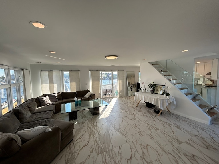 Luxurious Amenity Filled Water-front Home In Family Friendly Neighborhood. - ニューヨーク州