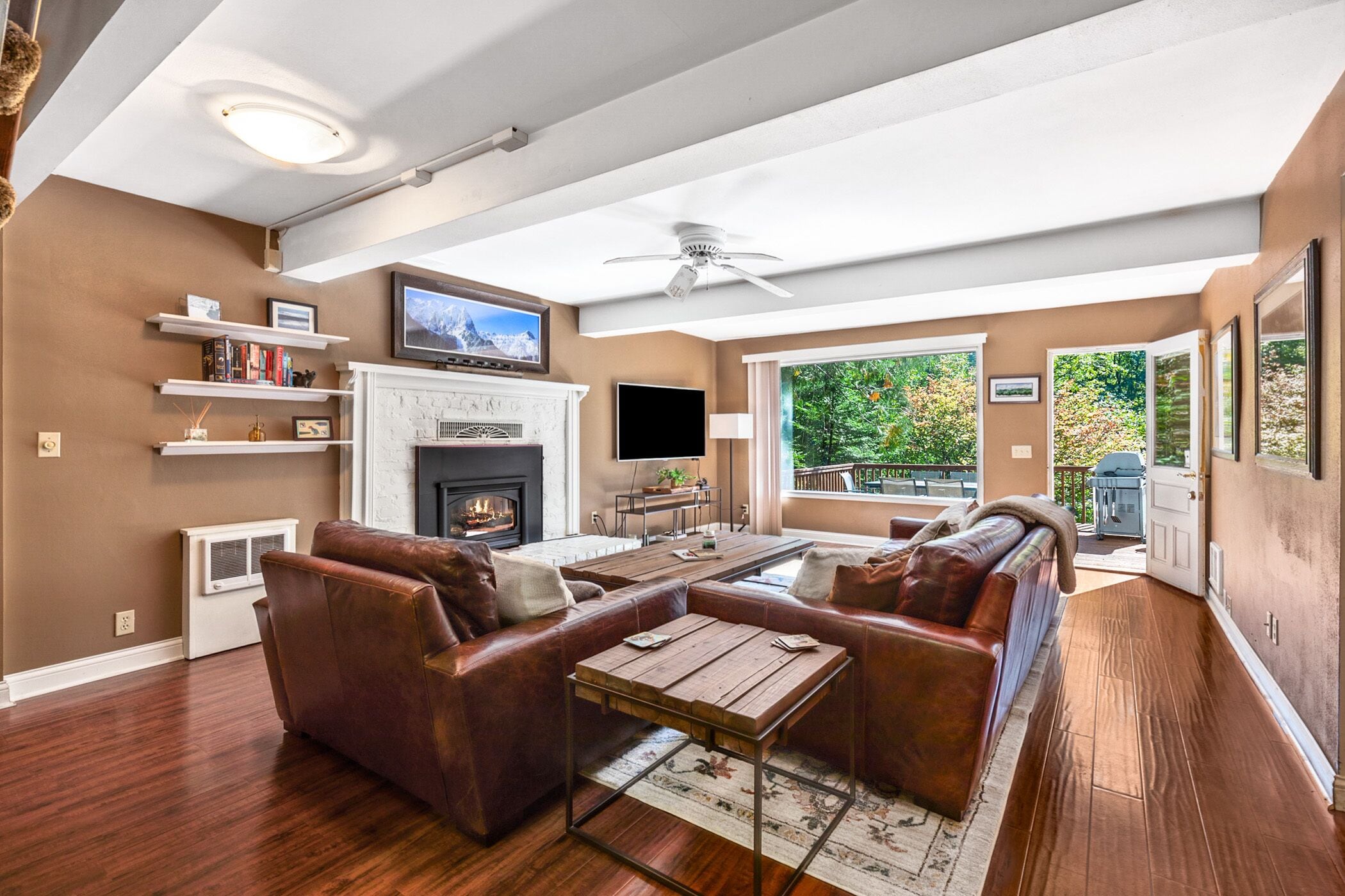 White Water Retreat - Riverfront, Pet Friendly, Hot Tub - Skykomish