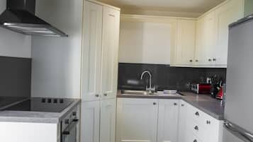 Geladeira, chaleira elétrica, torradeira