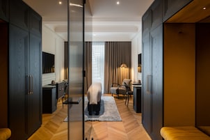 Quarto casal premium, sacada, vista para a cidade | Lençóis italianos Frette, roupas de cama premium, edredons de pluma