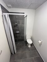 Estúdio Comfort | Casa de banho | Um polibã, um secador de cabelo, toalhas fornecidas, sabão 