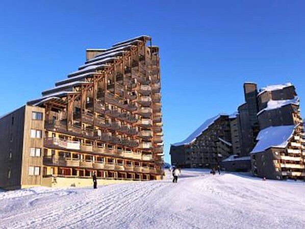 Cozy Duplex Apartment for 6 in La Falaise - Ski-in/Ski-out, Stunning ...