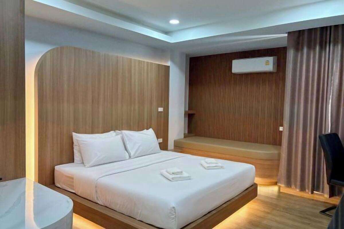 Escrivaninha, cortinas blackout, Wi-Fi de cortesia, roupa de cama
