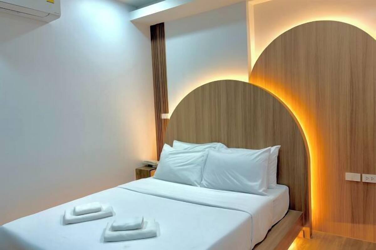 Escrivaninha, cortinas blackout, Wi-Fi de cortesia, roupa de cama