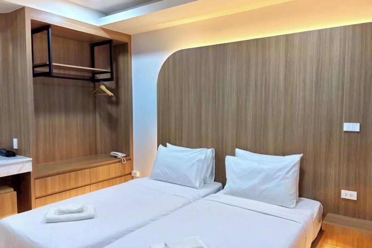 Escrivaninha, cortinas blackout, Wi-Fi de cortesia, roupa de cama