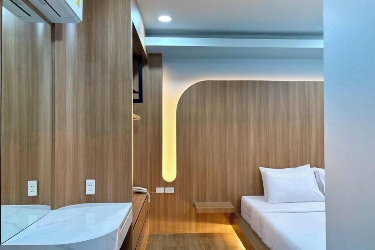 Escrivaninha, cortinas blackout, Wi-Fi de cortesia, roupa de cama