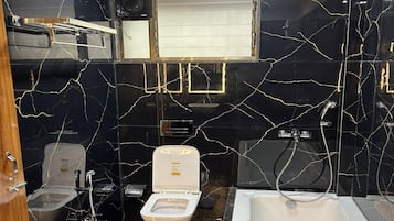 Quarto Superior | Casa de banho | Um polibã, um chuveiro fixo, artigos de higiene pessoal grátis