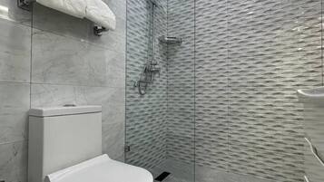 Artigos de higiene pessoal grátis, um secador de cabelo, roupões