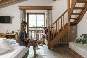 Quarto família, para não fumantes, vista para a montanha | 1 quarto, roupas de cama premium, edredons de pluma, escrivaninha