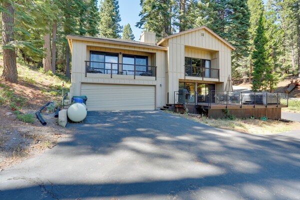 Westwood Lakefront Cabin W/ Hot Tub & Boat Dock! - Greenville, CA