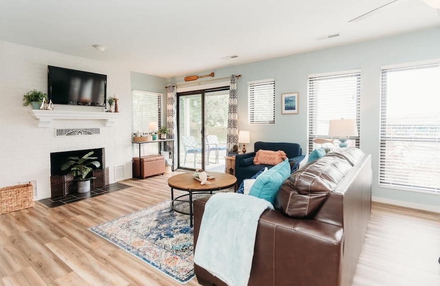 Cozy Lakefront Condo With Kayaks At Bernard's Landing On Smith Mountain Lake - Smith Mountain Lake, VA