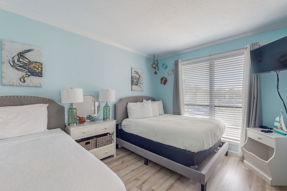 Lovely Resort Condo With A Pool, Hot Tub, And Tennis Court - Snowbird-friendly - Destin, FL
