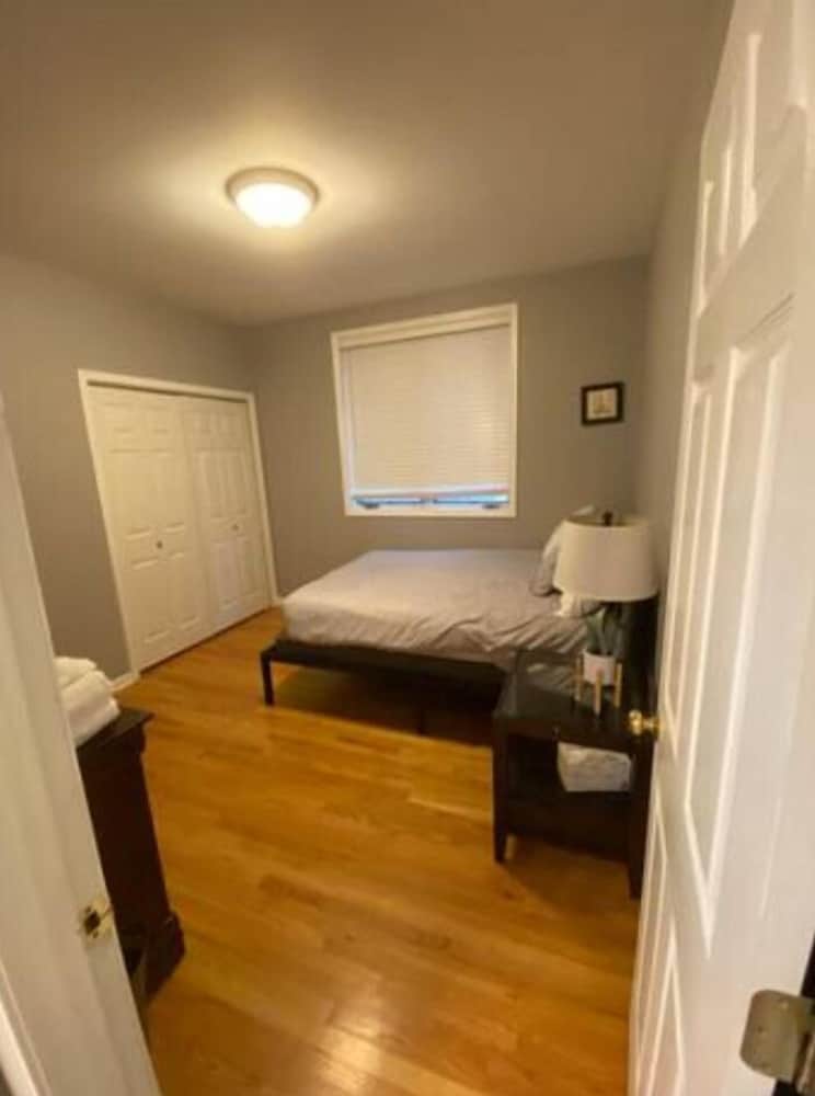 Spacious, Clean And Steps From Wrigley Field! - Oak Park, IL