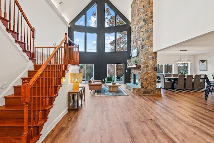 Stunning Public Side Lake Anna Waterfront Heated Pool Game Room Boatdock Hot Tub Firepit - Lake Anna, VA