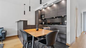 Um frigorífico, um micro-ondas, um forno, uma placa de cozinha